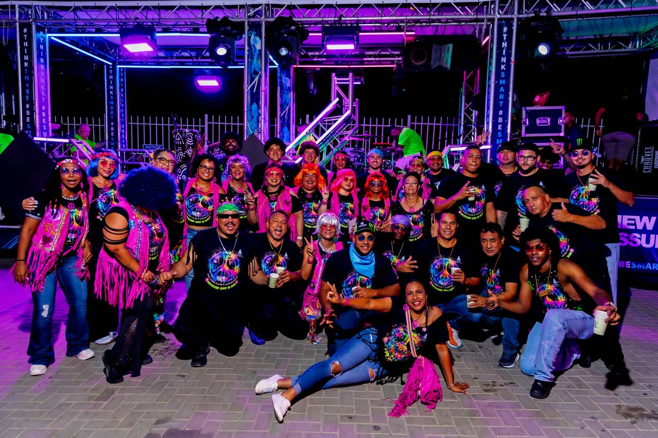 Empleadonan di MetaCorp a “jump” den ambiente di “Flower Power” | 24ora ...